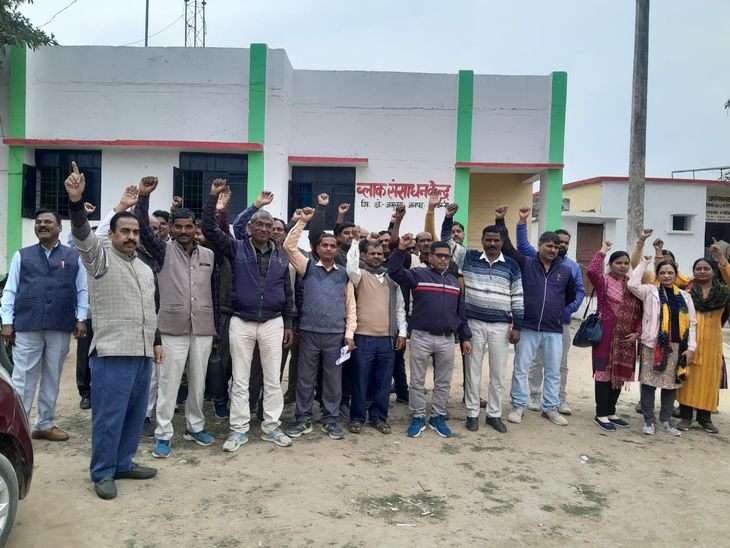 Teachers who arrived late for training were marked absent | प्रशिक्षण ...