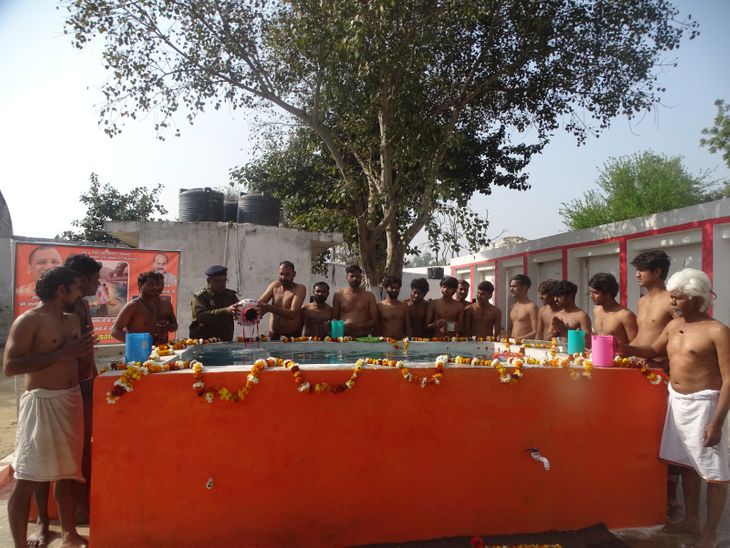 The holy water of Maha Kumbh reached Mathura jail | मथुरा जेल में ...