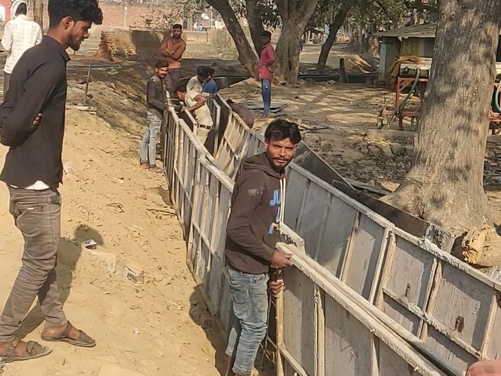 Big negligence in drain construction in Bilgram | बिलग्राम में नाला ...