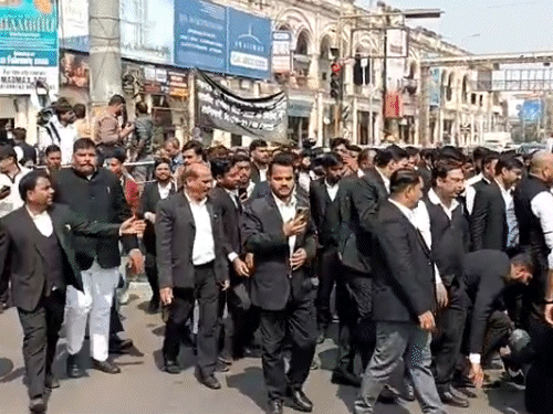 lawyers create ruckus lucknow protest Hakrat ganj Act 2025