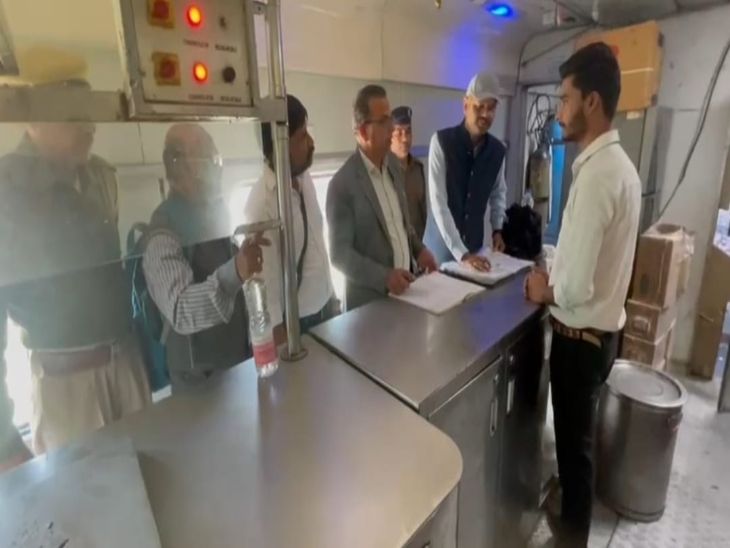 Rajasthan Kota Avadh Express Train Magistrate Checking Kota Junction to ...