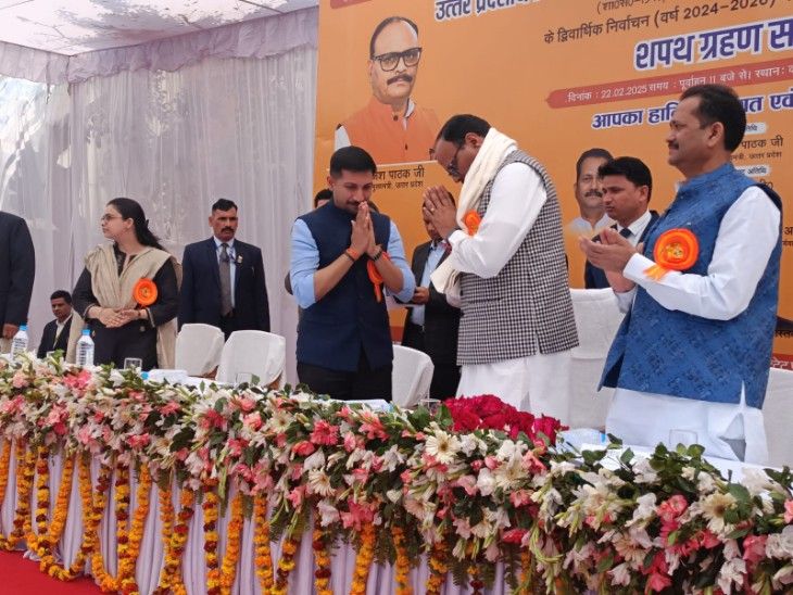 Officers Lucknow Collectorate Employees Union took oath | लखनऊ ...