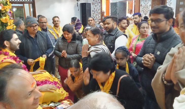 Thakur ji was given Panchamrit bath in Majith Mandi temple Govardhan ...