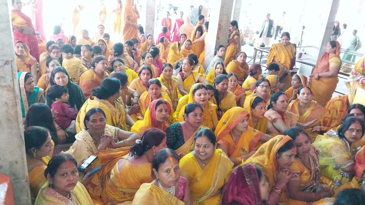 Turmeric was applied to Shiv-Parvati, women sang songs | शिव-पार्वती जी ...