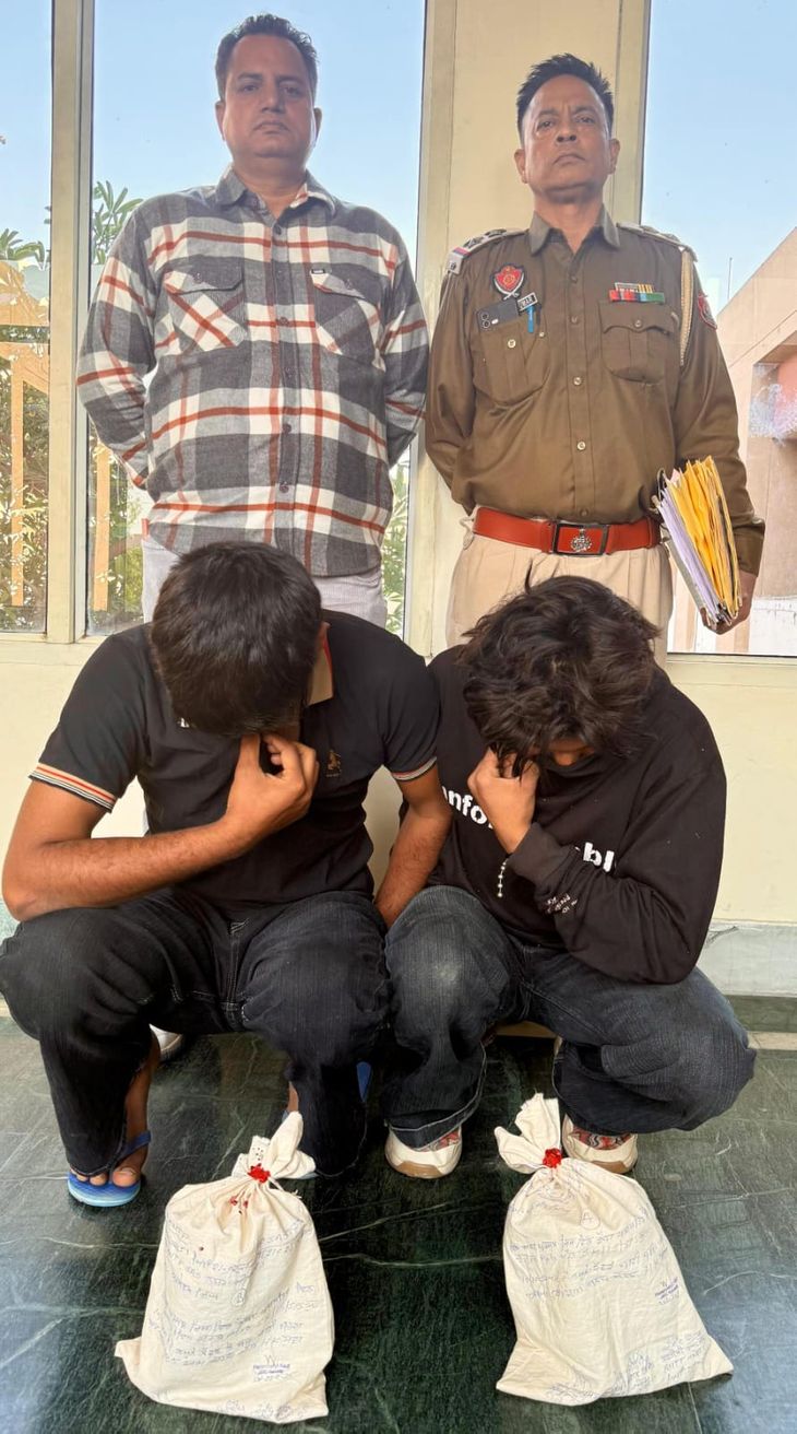 Two smugglers arrested with one kilo and nine grams of heroin | एक किलो ...