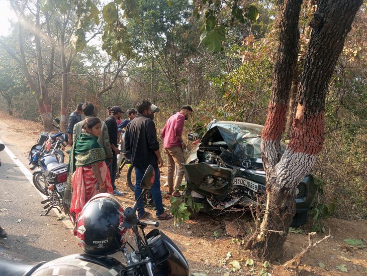 Car returning from Kumbh collided with a tree... all safe | कुंभ से लौट ...