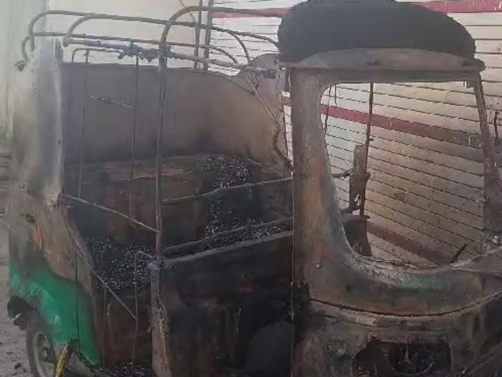 Auto rickshaw was set on fire by sprinkling petrol on it in Mhow | महू ...