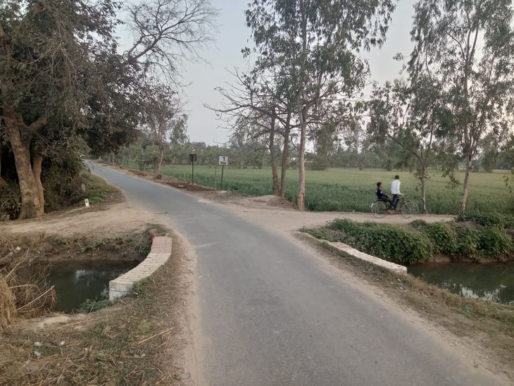 Broken railing between Azizpur-Pipri | अजीजपुर-पिपरी के बीच टूटी रेलिंग ...