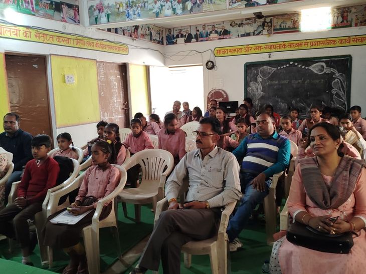 Calligraphy competition of students in Ghorawal | घोरावल में छात्रों की ...