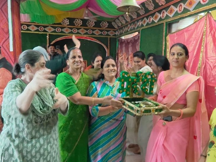 Devotees applied mehendi to the bride and groom at Indore's Kantafod ...
