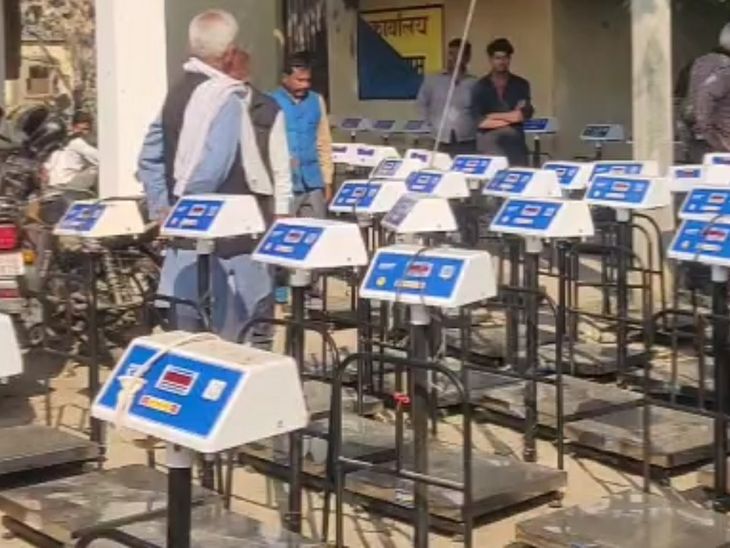 Weighing and distribution verification camp in Bilgram tehsil ...