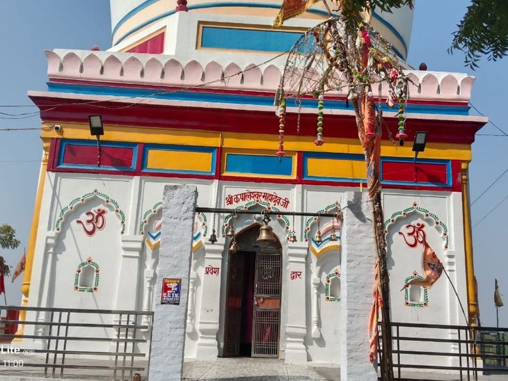 Shivling and Mazaar in the same stone in the temple | मंदिर में एक ही ...