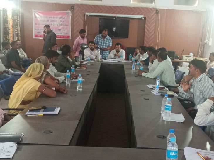 Review of 61 schemes in Umraban Janpad Panchayat of Manawar | मनावर के ...