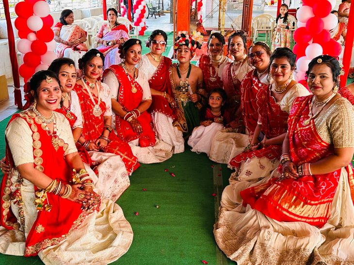 Friends played Holi with flowers and Gulal during Fagotsav | फागोत्सव ...