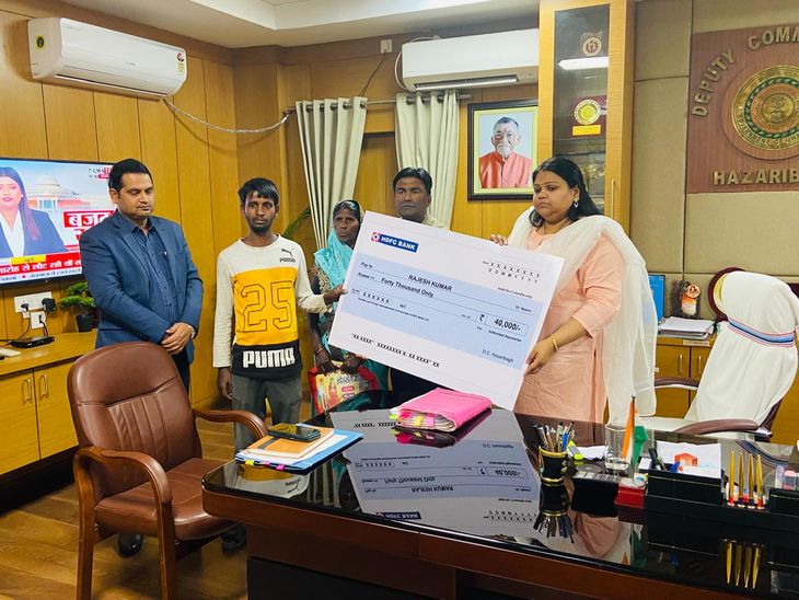 The Deputy Commissioner handed over a cheque of Rs. 40 thousand to ...