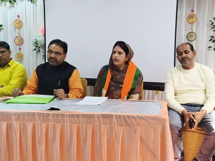 Controversy over oath of Raya Block Pramukh | राया ब्लाक प्रमुख की शपथ ...