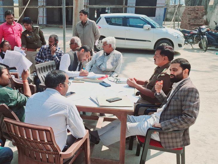 Pradhan's husband beat up the worker for asking for wages | प्रधान पति ...