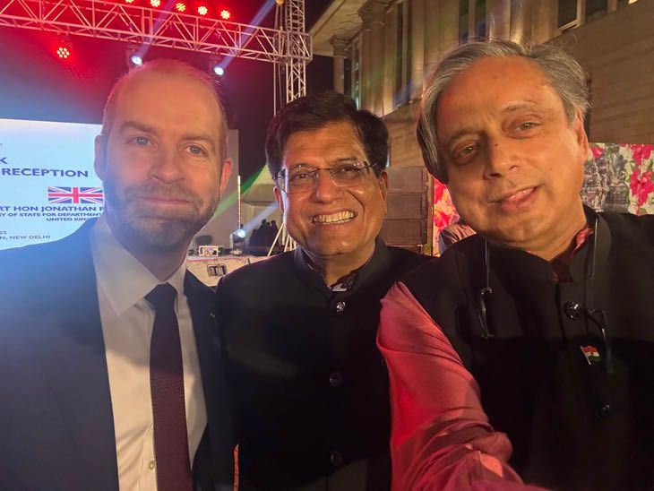 Shashi Tharoor Piyush Goyal Selfie Photos; FTA Trade | BJP Congress ...