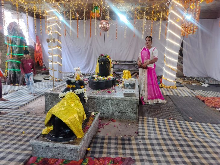 Rajasthan Kota Udyog Nagar Manisha Bai Kinnar DCM 11 feet tall Shivlinga weighing 21 tons ...