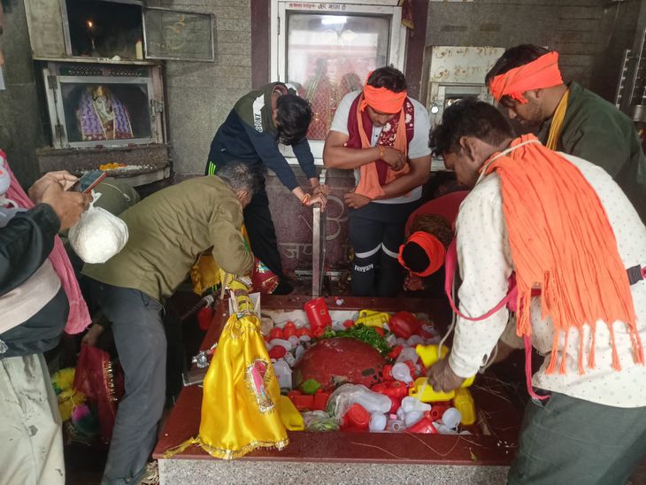 Crowd of devotees in Shiva temples of Anupshahr on Mahashivratri ...