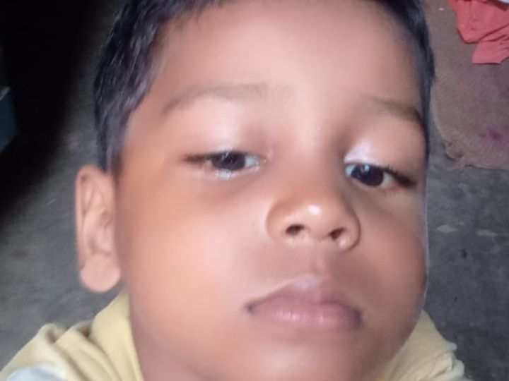 The body of a missing child was found in a well in Chakia | चकिया में ...