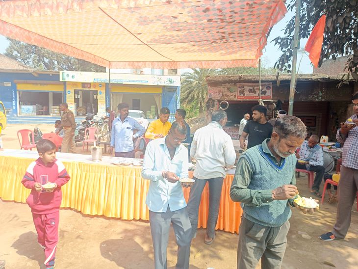 Organizing a feast at the intersection, distributing curry-rice prasad ...