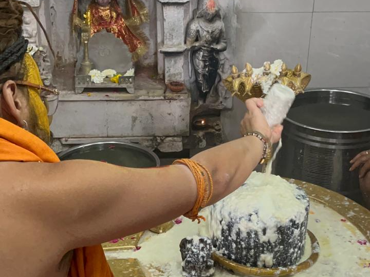 The cow saint did the anointment of Mahadev | गौ संत ने किया महादेव का ...