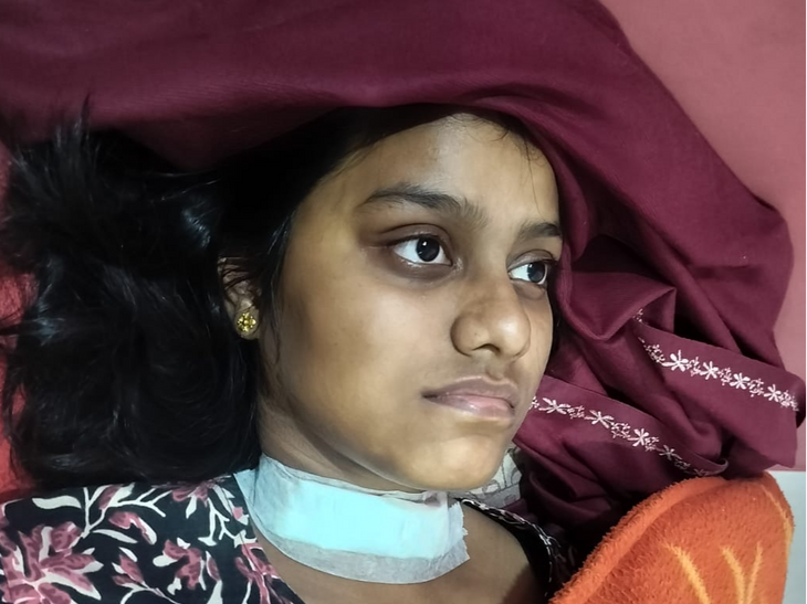 Student's neck cut by Chinese thread | चाईनीज मांझे से कटी छात्रा की ...