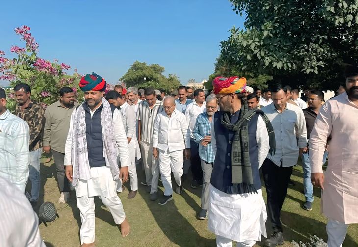 Devotees took darshan of Shiv family and offered floral tribute to the ...