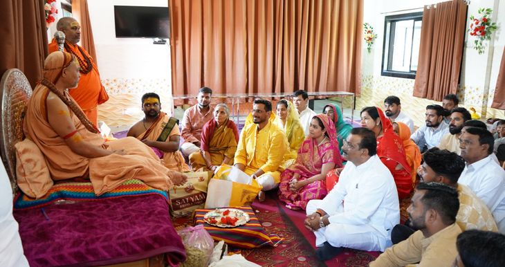 MLA Devendra took blessings of Shankaracharya along with his family ...