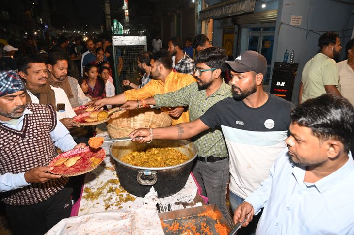 Thousands took prasad in the feast organized on Mahashivratri ...