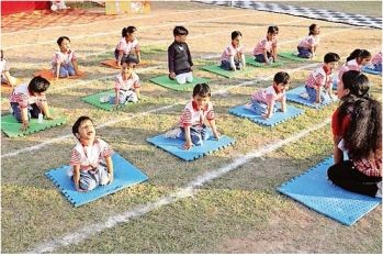 Kids signing stars at annual sports day | एनुअल स्पोर्ट्स-डे में बच्चे ...