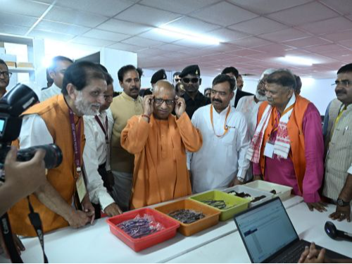 CM Yogi reached Netra Kumbh, praised for his service work