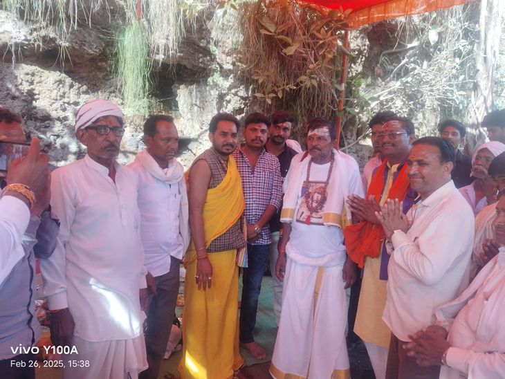 Shivlinga installed at Basali waterfall | बसाली झरने पर शिवलिंग स्थापित ...