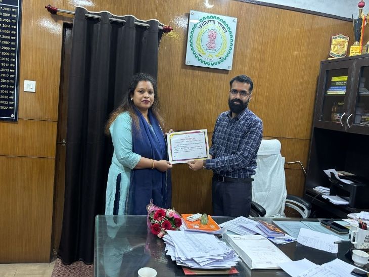 Barkha Lokesh Sahu received the certificate of victory | बरखा लोकेश ...