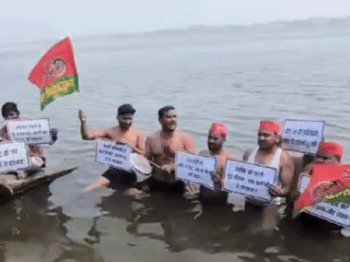 semi-naked-protest-against-inflation-in-varanasi