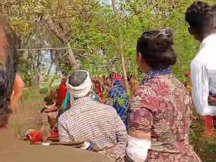 The body of a woman was found in Baraicha village of Khaga | खागा के ...