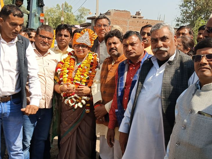 MLA laid the foundation stone of Sasni- Nanau road | सासनी- नानउ मार्ग ...