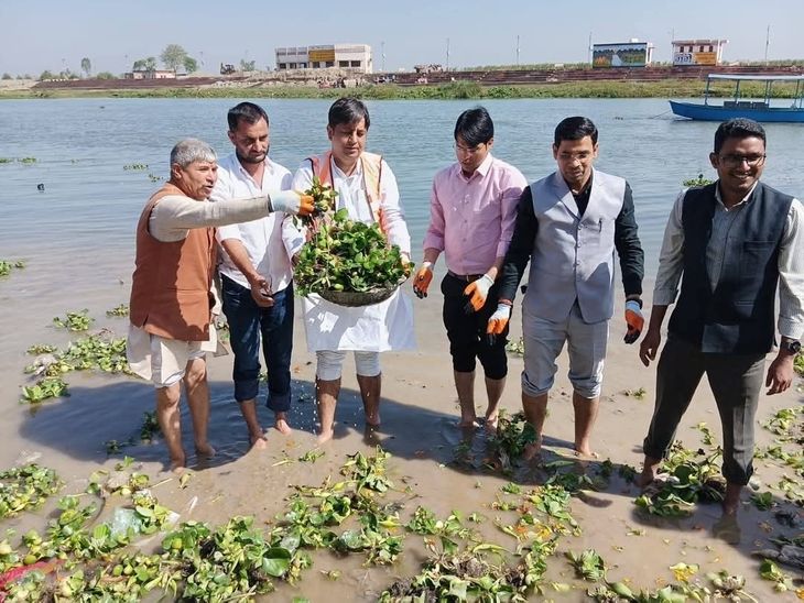 MP Chandan Chauhan cleaned the Ganga | सांसद चंदन चौहान ने की गंगा की ...