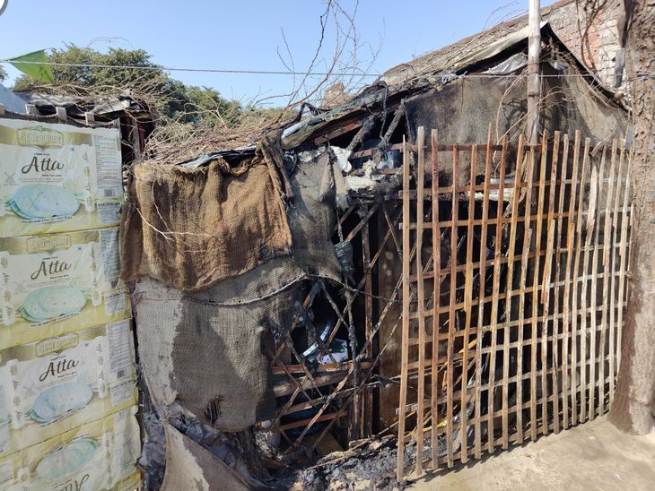 A hut caught fire due to a short circuit, the villagers controlled the fire