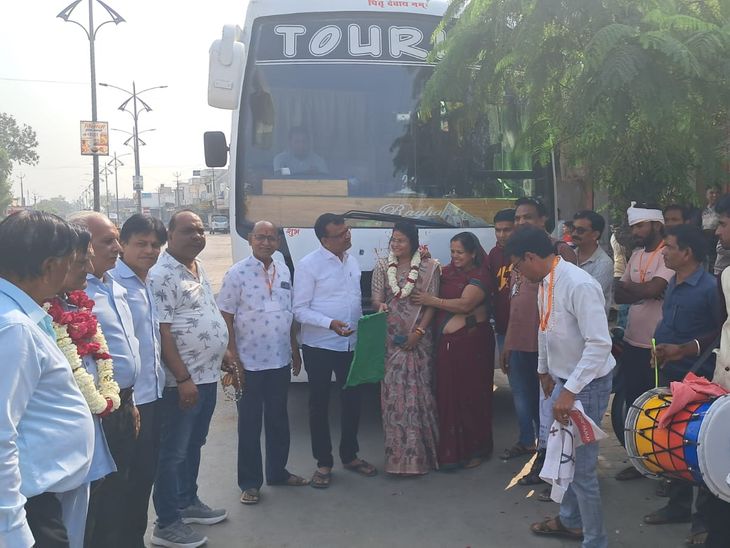 First batch left from Niwai, IAS Megha Jain flagged off | तीर्थराज ...