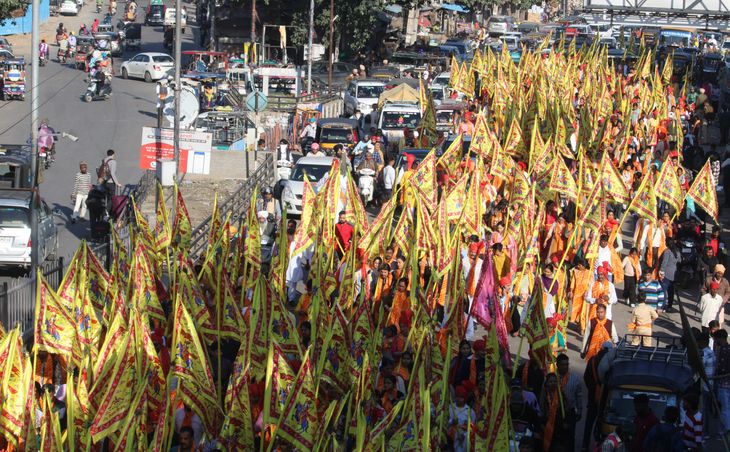 Nishan Yatra: Wearing Rajasthani turbans and holding flags in their ...