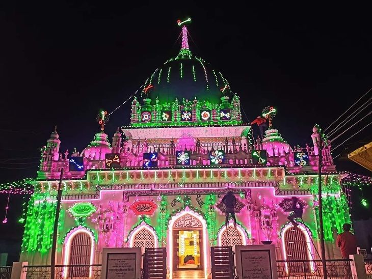 Roza Iftar at the shrine of a Sufi saint in Biswan | बिसवां में सूफी ...