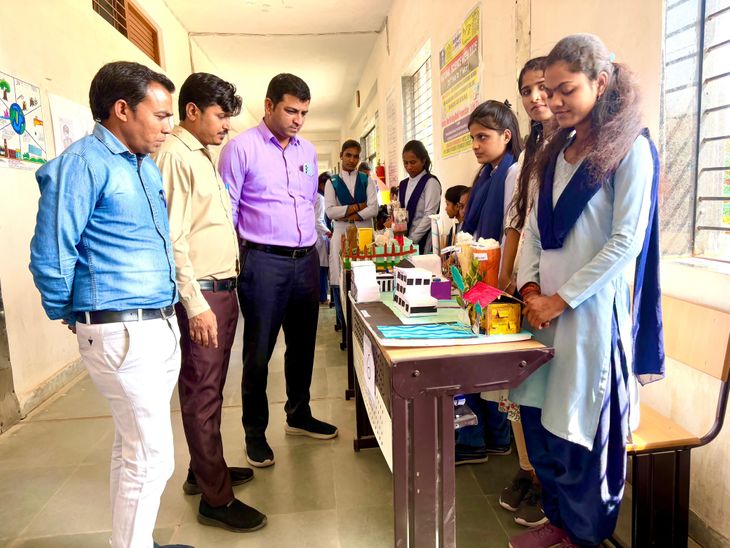 Anjali tops in poster making during science week | विज्ञान सप्ताह में ...