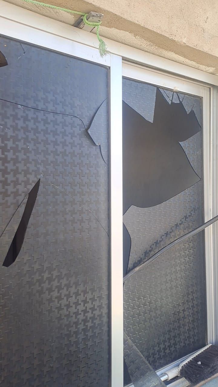 Armed goons attacked the house, women were dragged out | हथियारबंद ...