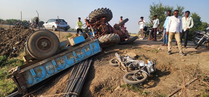 Tractor-trolley loaded with rods overturned, major accident averted ...