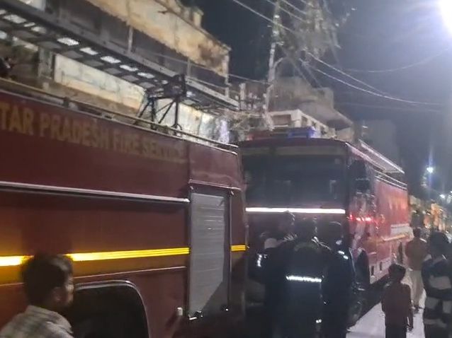 Fire broke out in a garbage dump in Gudri Bazaar | गुदड़ी बाजार में कूड़े के ढेर में लगी आग ...
