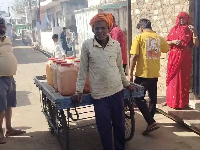 Ward residents are buying tankers worth Rs 500 in Pohri | पोहरी में 500 ...
