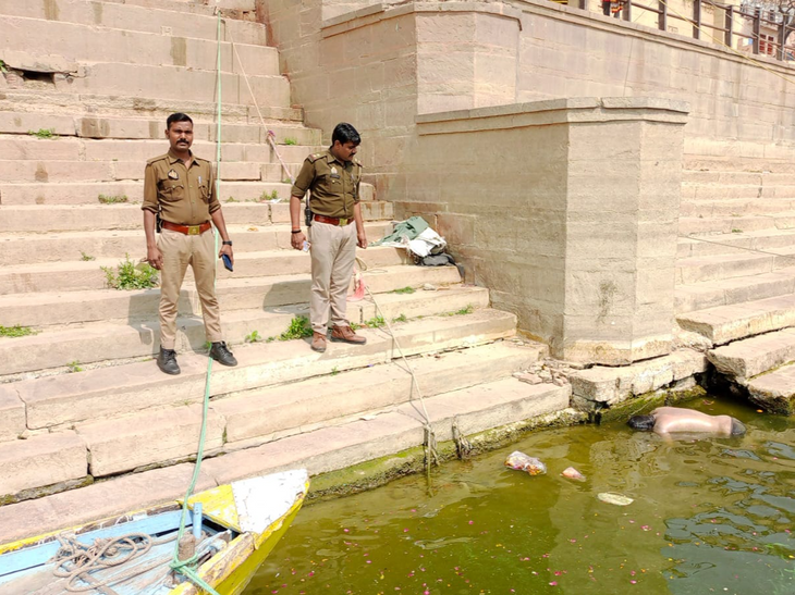 The body of a drowned youth was found at a ghat in Varanasi Divers took ...