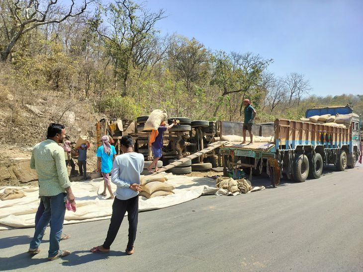 A truck loaded with paddy overturned on NH-30 | NH-30 पर धान से भरी ...